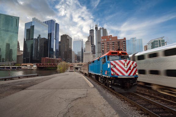Tren de Chicago Metra. foto de archivo. Imagen de céntrico - 24361648