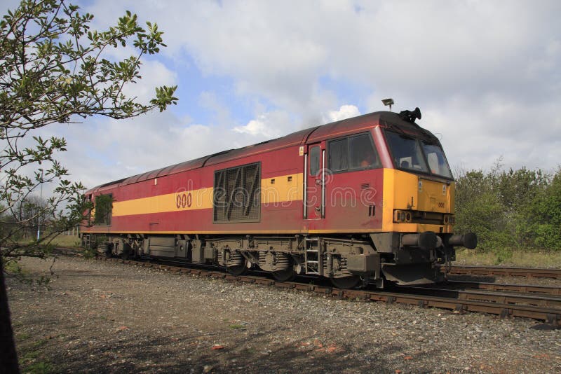 Tren diesel foto de archivo. Imagen de hacia, rojo, combustible - 5578504