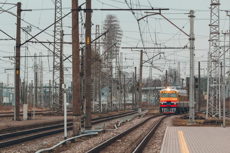 Tren diesel amarillo foto de archivo. Imagen de conducir - 100069700