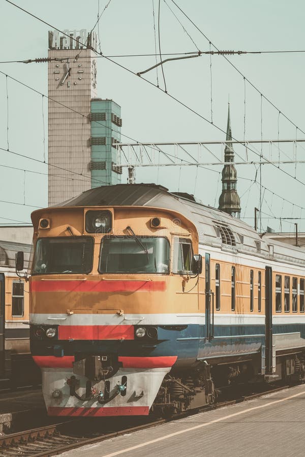 Tren diesel amarillo foto de archivo. Imagen de exterior - 110201652