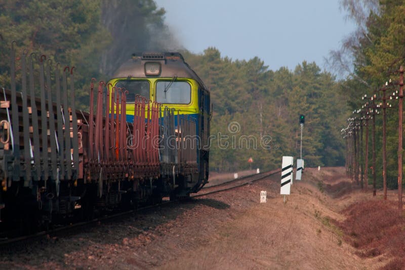 Tren diesel de la carga imagen de archivo. Imagen de plano - 14010741