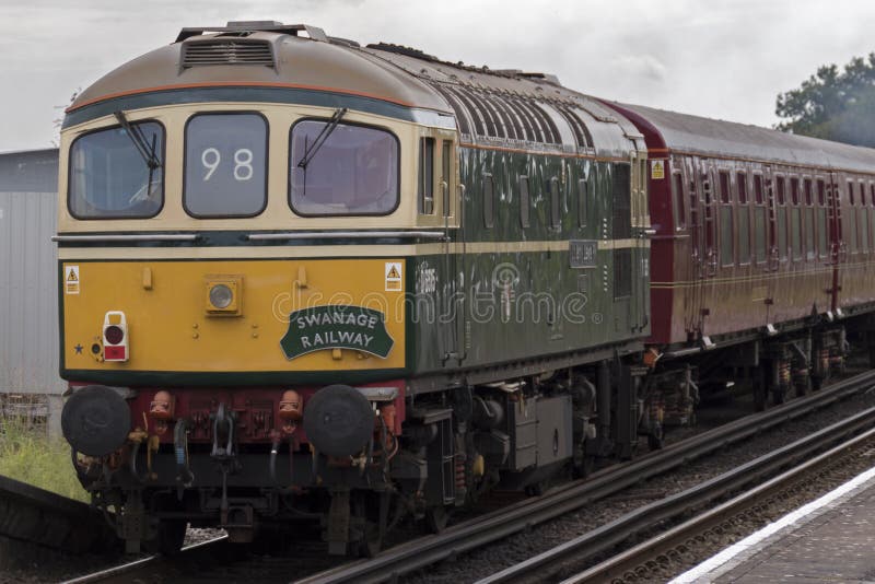 Tren diesel de la herencia foto editorial. Imagen de tren - 98989986