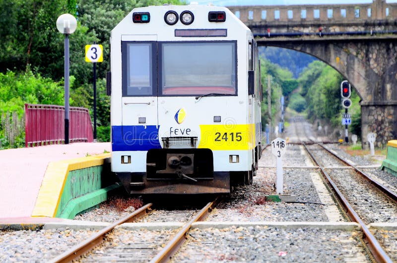Tren diesel del pasajero. foto editorial. Imagen de locomotora - 35980216