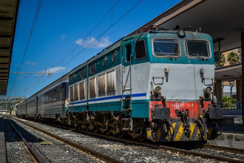 Tren diesel italiano foto de archivo. Imagen de tarjeta - 40272734