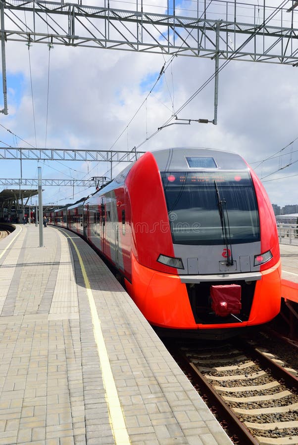 Tren Moderno En La Estación Foto de archivo - Imagen de pista, nuevo ...