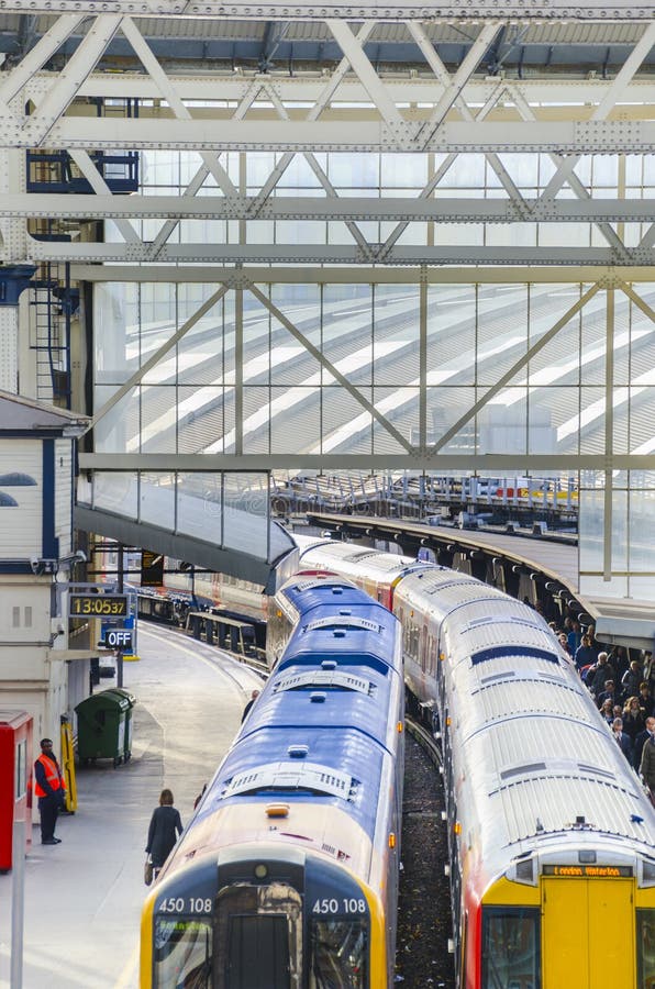 Tren Moderno En La Estación Fotografía editorial - Imagen de vista ...