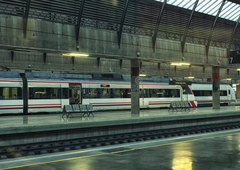 Tren Moderno En La Estación Imagen editorial - Imagen de hembra ...