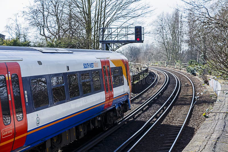Tren Parado En La Señal Roja Fotografía editorial - Imagen de reino ...