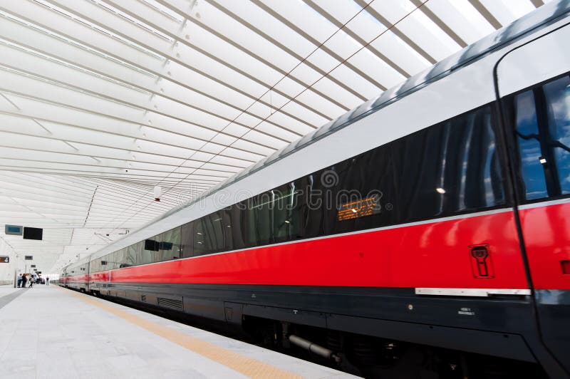 Tren rápido en Italia imagen de archivo. Imagen de europa - 31506877