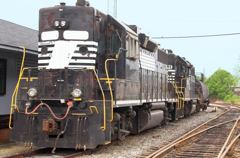 Tren Y Estación De Tren Diesel Imagen de archivo - Imagen de america ...