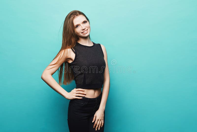 Trendig Och Härlig Blond Modellflicka Med Den Perfekta Kroppen I Svart