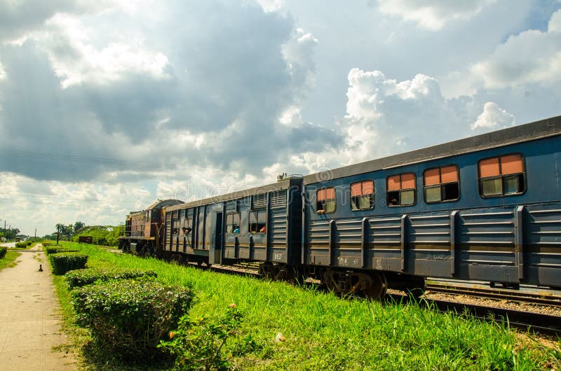 Trenes Y Ferrocarriles Del Cubano Imagen de archivo - Imagen de cielo ...