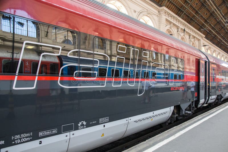 Treno di Railjet immagine editoriale. Immagine di austriaco - 61374260