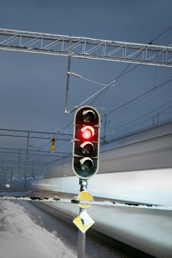 Treno E Segnale Rosso Al Passaggio a Livello Immagine Stock - Immagine ... Treno E Segnale Rosso Al Passaggio a Livello Immagine Stock - Immagine ...