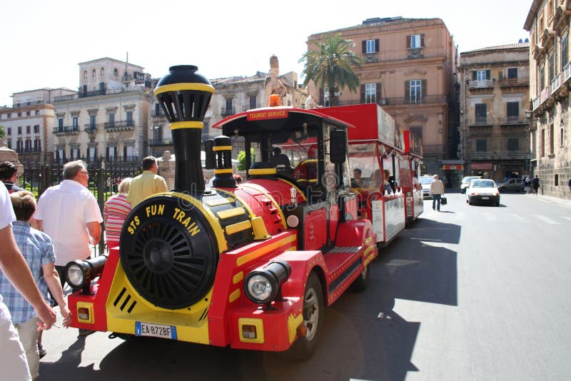 Trenino Turistico Divertente Fotografia Editoriale - Immagine di parco ...