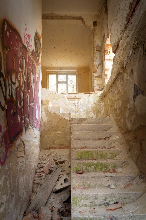 Gruseliges Haus stockfoto. Bild von haus, zerfall, unordentlich - 87465014