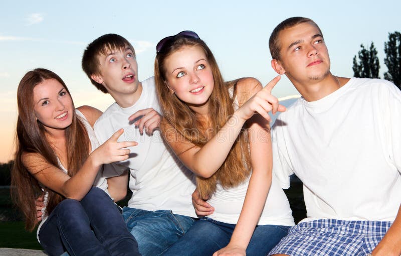 Tres Adolescentes Jovenes Felices Imagen de archivo - Imagen de sonrisa ...