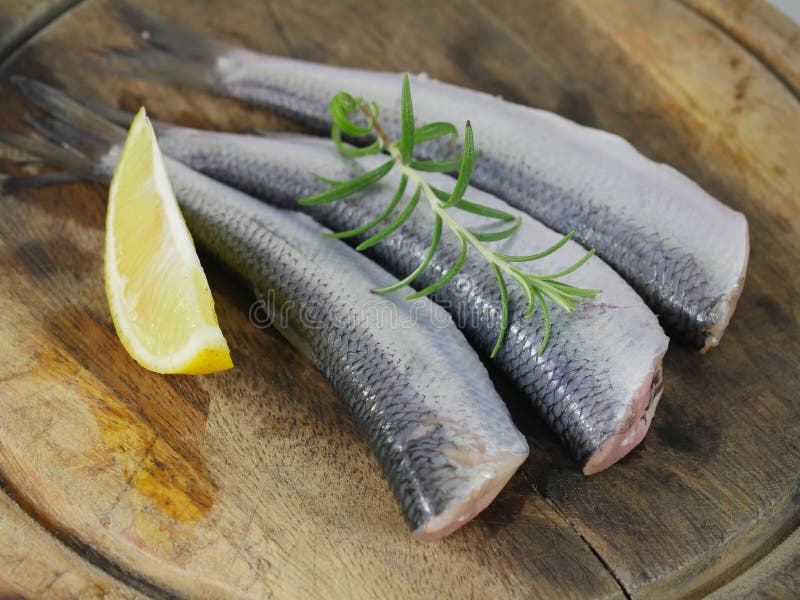 Tres arenques frescos foto de archivo. Imagen de bocado - 19070124