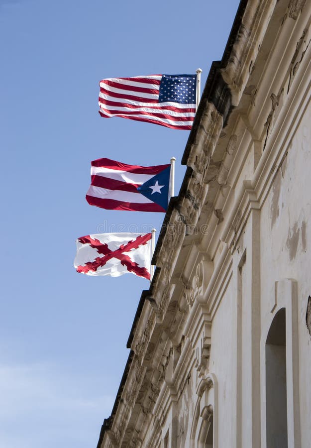 Tres Banderas De Castillo San Cristobal Imagen de archivo - Imagen de ...