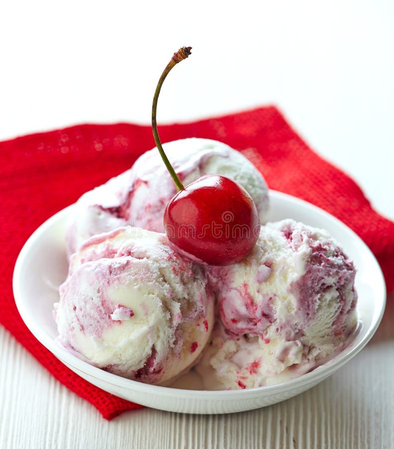 Tres Bolas Del Helado Con La Cereza Foto de archivo - Imagen de ...