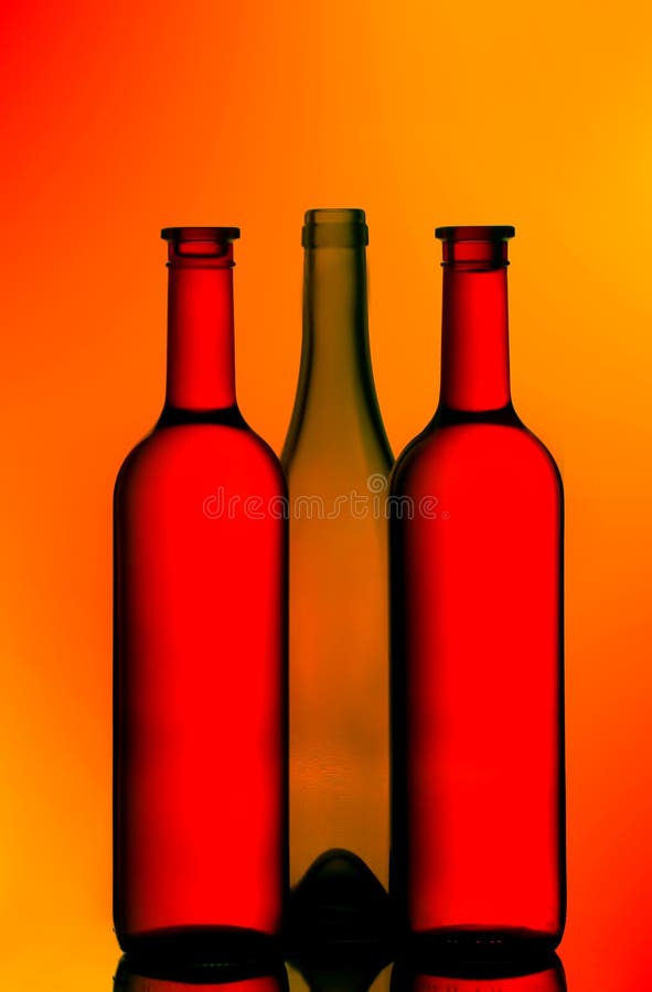Tres botellas de vino imagen de archivo. Imagen de vida - 17849205
