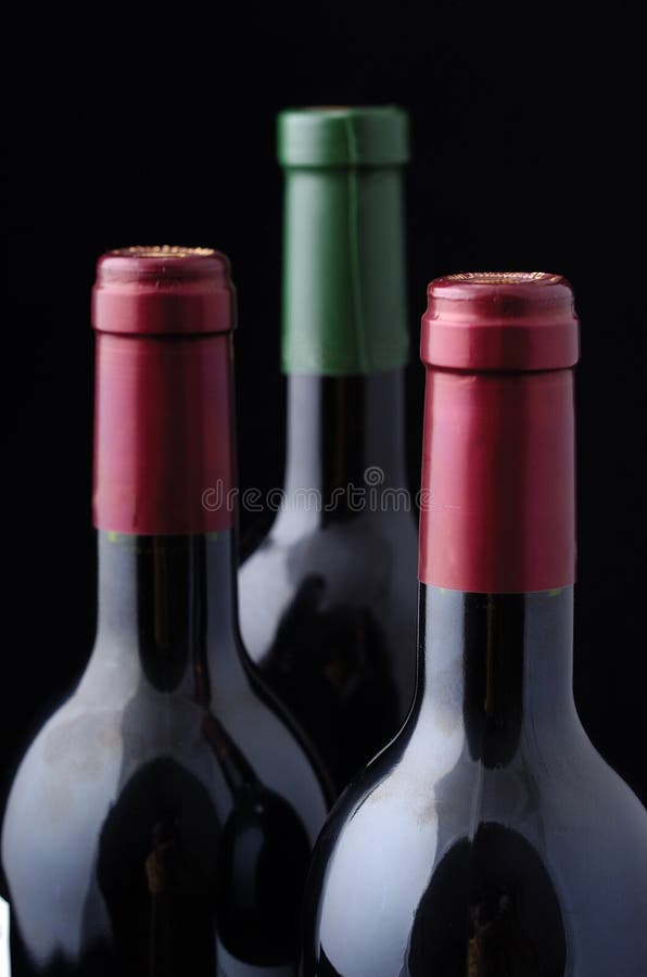 Tres botellas de vino foto de archivo. Imagen de alcohol - 2828886