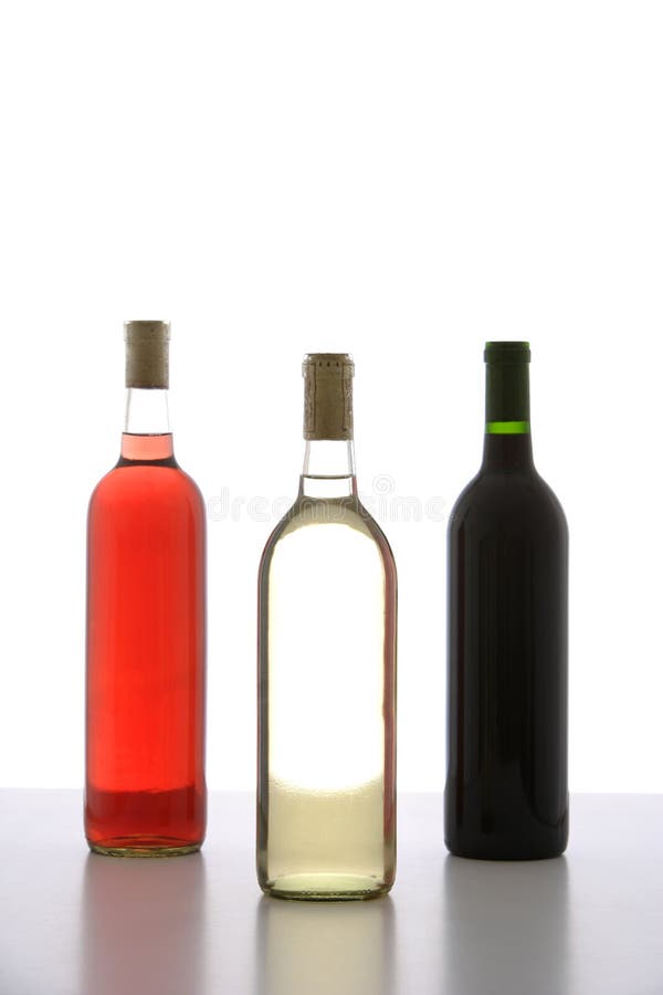 Tres botellas de vino imagen de archivo. Imagen de rojo - 6747731