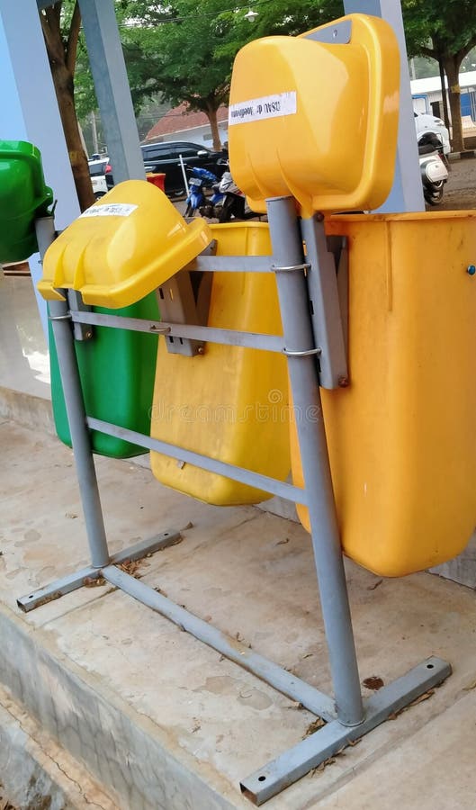 Tres Botes De Basura Con Diferentes Funciones Imagen de archivo ...