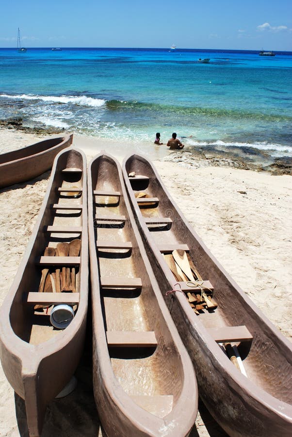 Tres Canoas Que Navegan En El Mar Durante Puesta Del Sol Imagen de ...