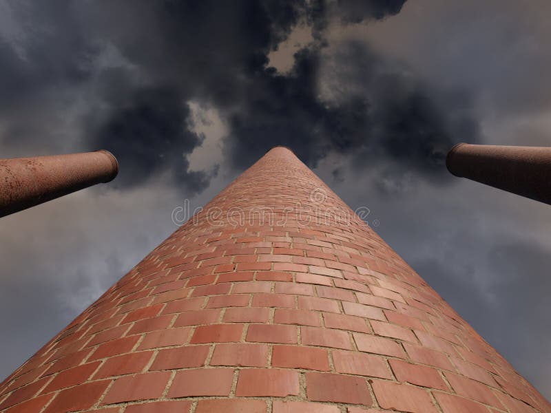 Tres Chimeneas Billowing Con El Cielo Oscuro De La Tormenta Imagen de ...