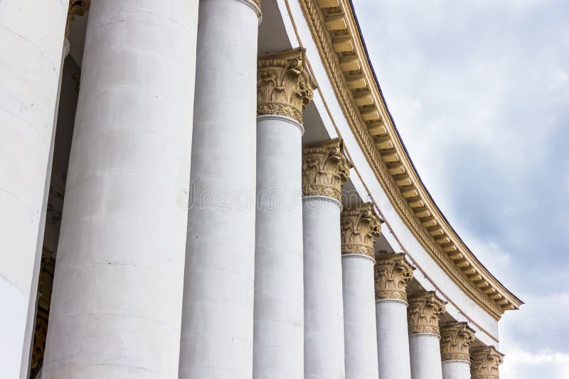 Tres columnas blancas imagen de archivo. Imagen de traslapo - 51626457