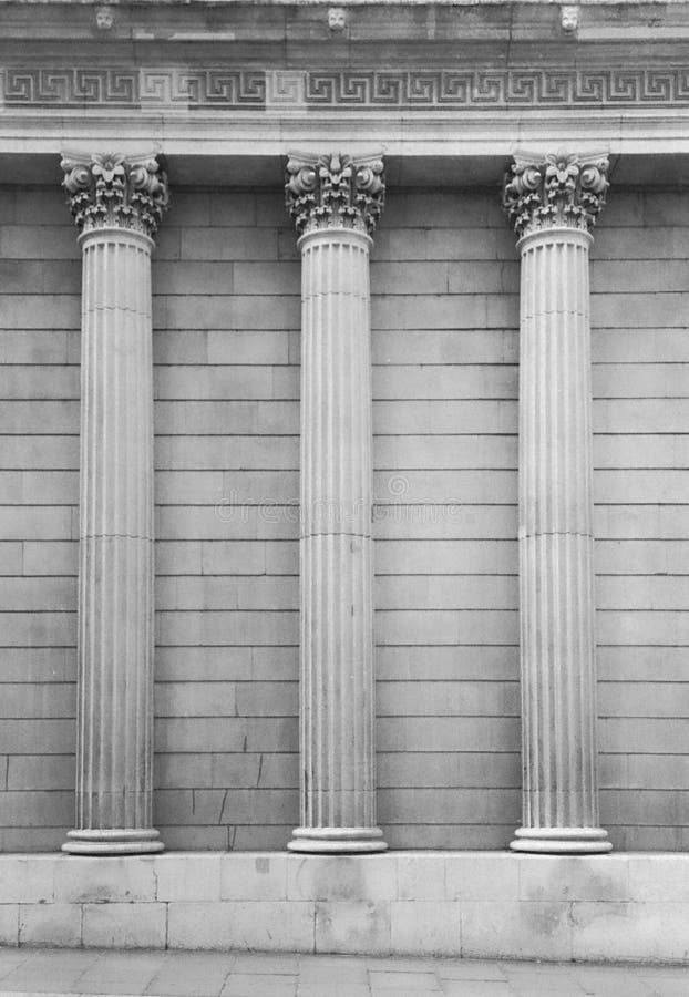 Tres Columnas Del Corinthian En El Exterior De Un Edificio Foto de ...