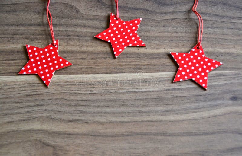 Tres Estrellas Rojas En Fondo De Madera Imagen de archivo - Imagen de ...
