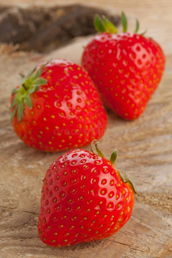 Tres Fresas Sobre El Fondo Blanco Foto de archivo - Imagen de germen ...