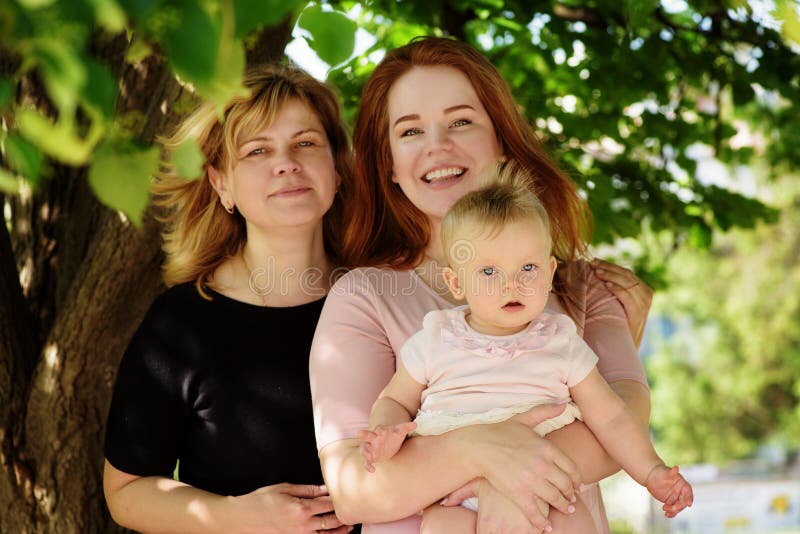 Tres generaciones foto de archivo. Imagen de maternidad - 118056894