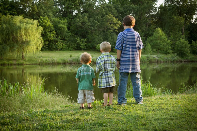 Tres Hermanos Y Soportes De La Hermana En Los Pasos En El Parque Y ...