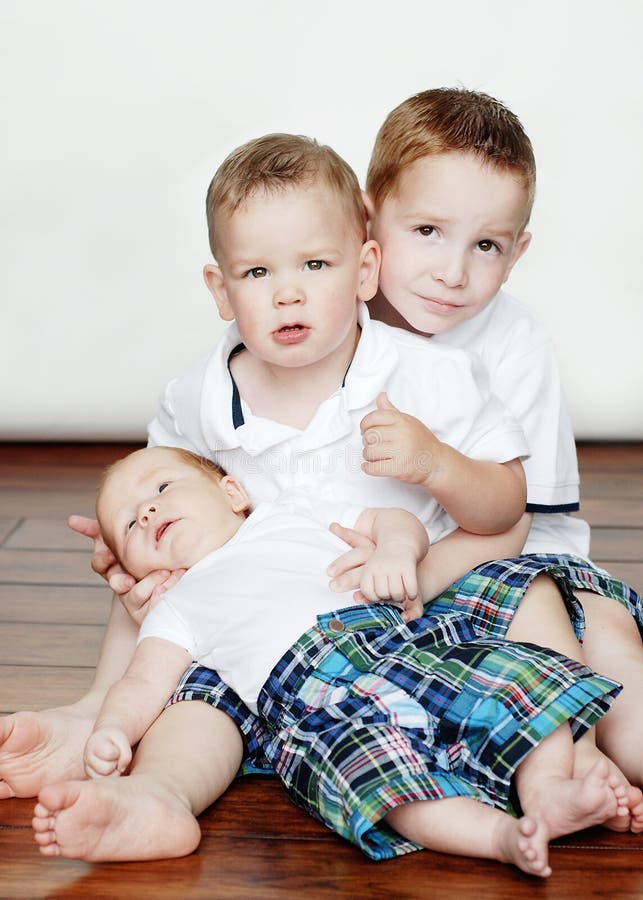 Tres hermanos foto de archivo. Imagen de persona, tres - 6451058