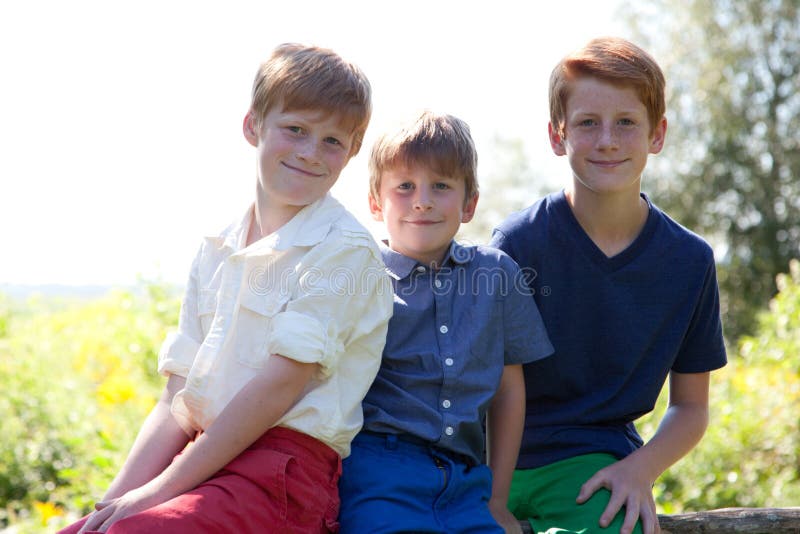 Tres hermanos felices foto de archivo. Imagen de sonrisas - 37712780