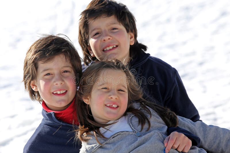 Tres Hermanos Hermosos En La Nieve Imagen de archivo - Imagen de ...