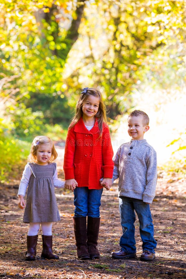 Tres hermanos jovenes imagen de archivo. Imagen de hermanos - 36057809