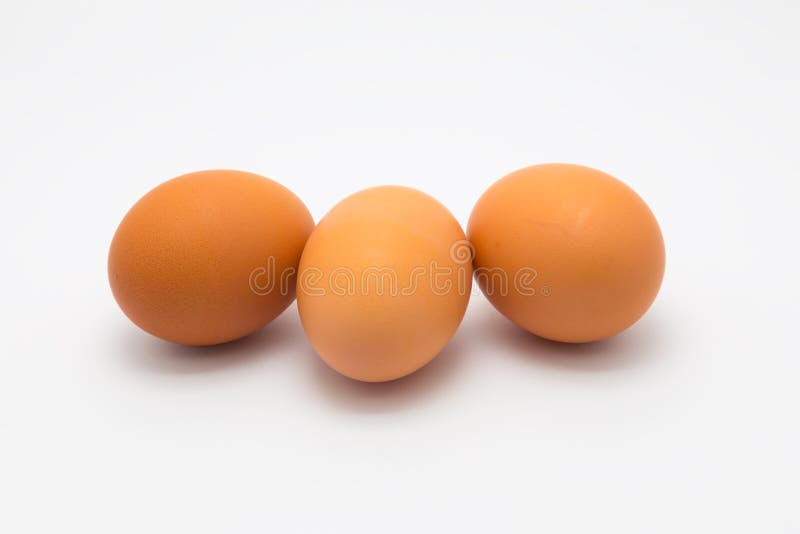 Tres huevos de gallina imagen de archivo. Imagen de recorte - 57674747
