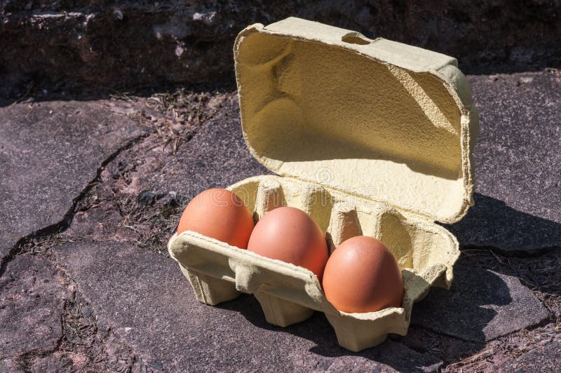 Tres Huevos En Caja Amarilla Imagen de archivo - Imagen de agricultura ...