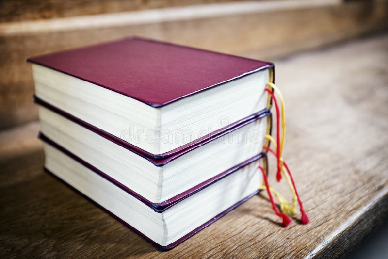 Tres libros imagen de archivo. Imagen de pila, literatura - 35591537