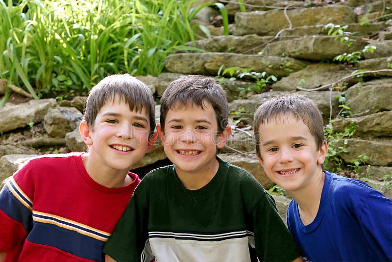 Tres muchachos imagen de archivo. Imagen de familias, hermanos - 2930961