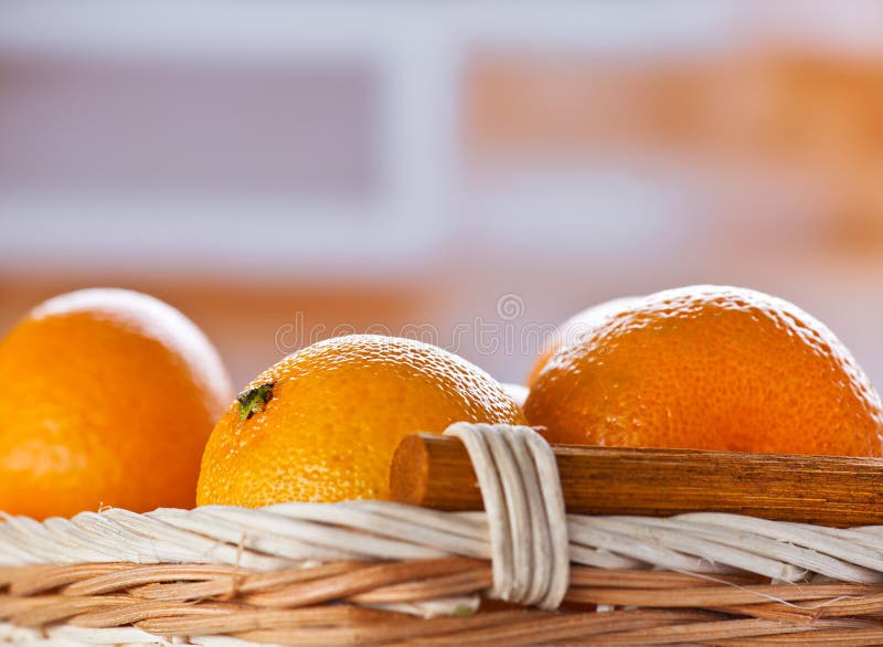 Tres Naranjas En Forma Triangular Aisladas Foto de archivo - Imagen de ...