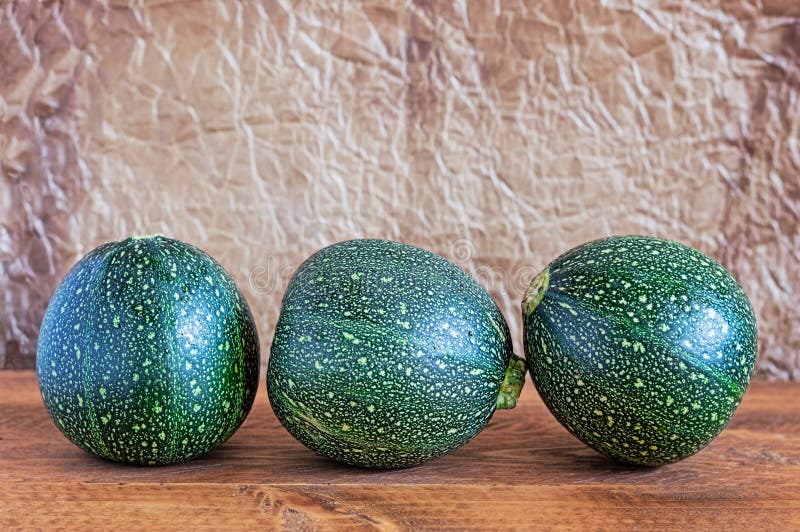 Tres Ocho Calabazas De La Bola Imagen de archivo - Imagen de verde ...