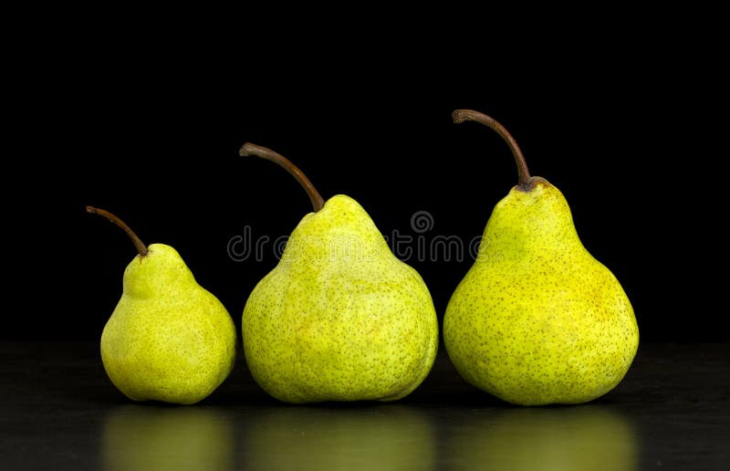 Peras En Una Fila En Blanco Y Negro Foto de archivo - Imagen de fila ...