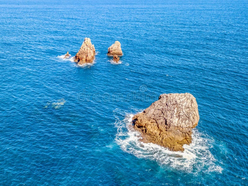 Tres rocas en el mar foto de archivo. Imagen de blanco - 98135910