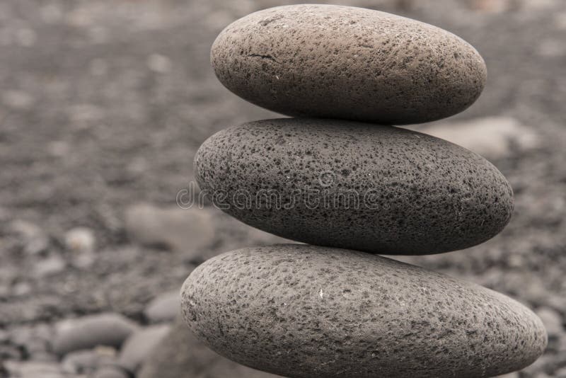 Rocas Redondas Alisadas Por El Agua Foto de archivo - Imagen de mineral ...
