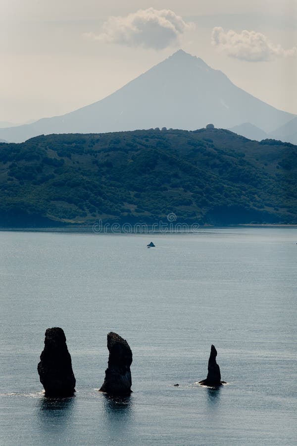 Tres Rocas Y Volcanes De Los Hermanos Imagen de archivo - Imagen de ...